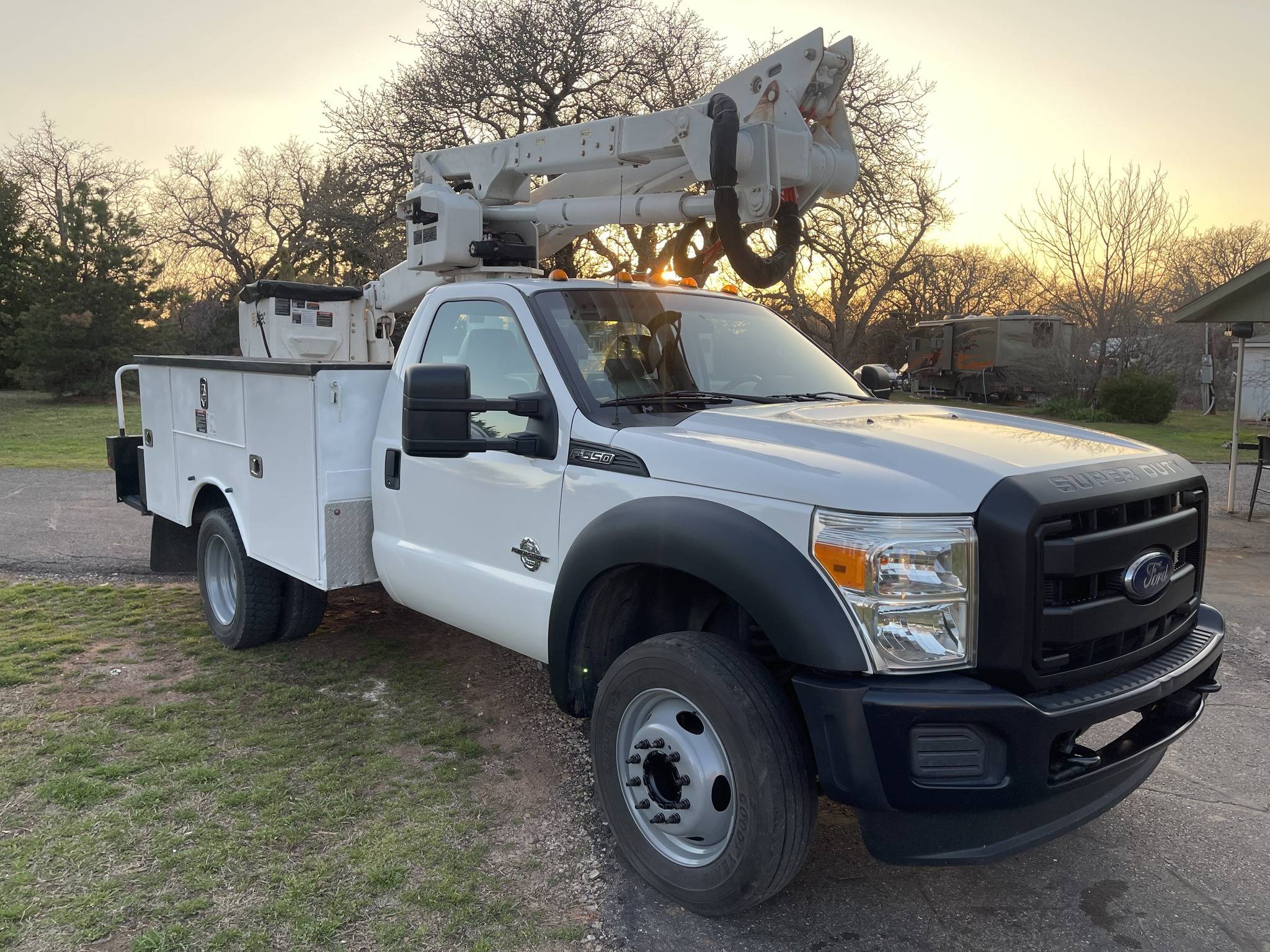 SS UTILITY GROUP - Powerline Trucks & Equipment l Utility Repairs